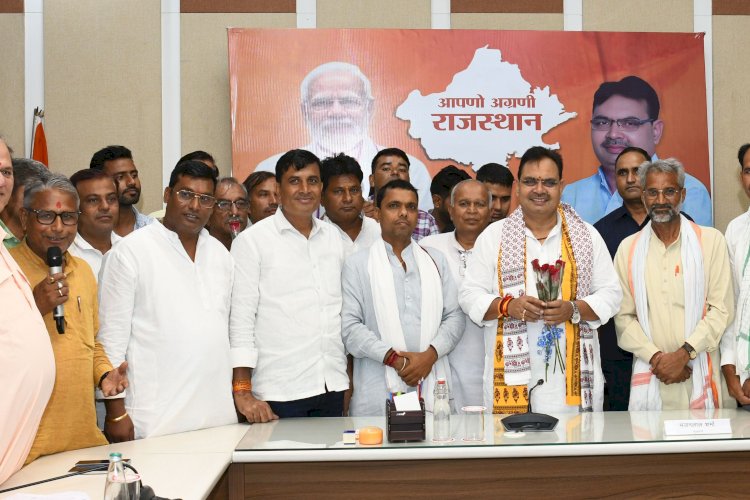 मेधावी छात्राओं को मुख्यमंत्री का आशीर्वाद - thinQ360